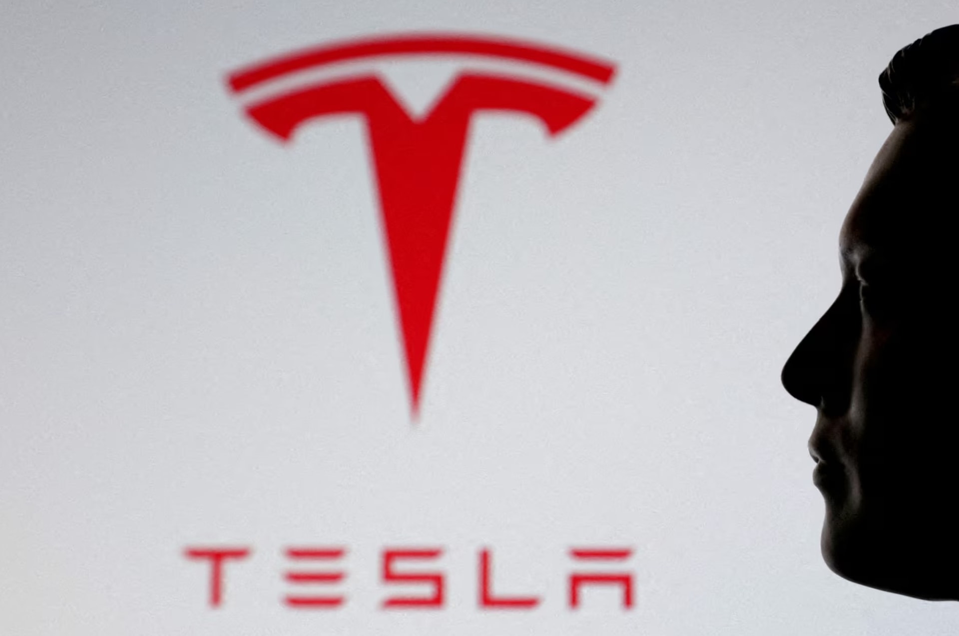 Elon Musk chi 1 tỉ USD kéo cổ phiếu Tesla tăng 85% từ đáy: Ai được lợi?