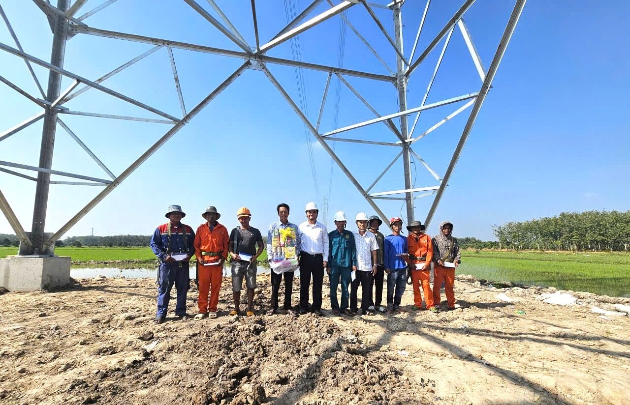 Ngành điện miền Nam bám công trường xuyên Tết