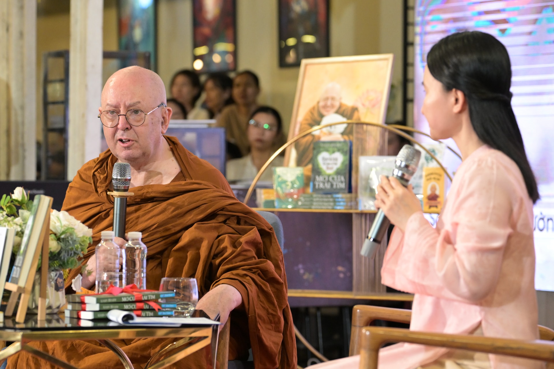 Thiền sư Ajahn Brahm đến Việt Nam, nói một câu khiến ai cũng lặng đi