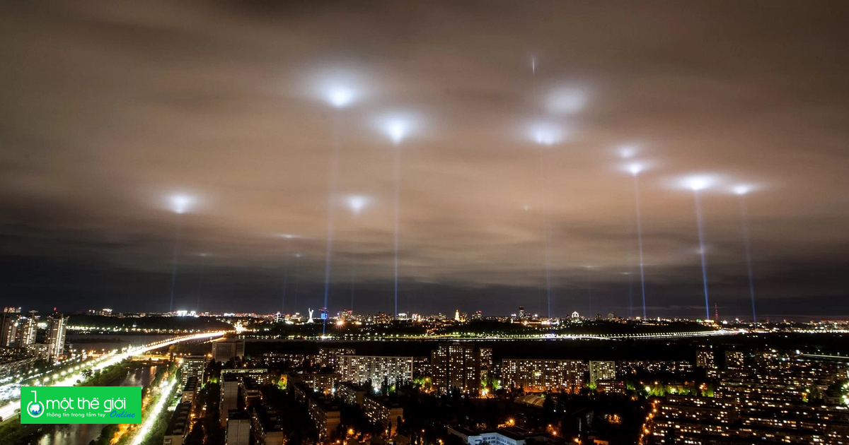 Ukraine phát hiện hàng chục UFO bay lượn trên bầu trời Kyiv