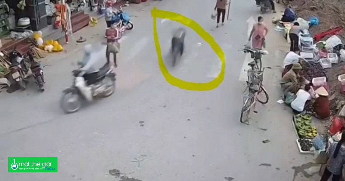 Clip xe máy tự lao đi như 'bóng ma' tông chết cụ bà