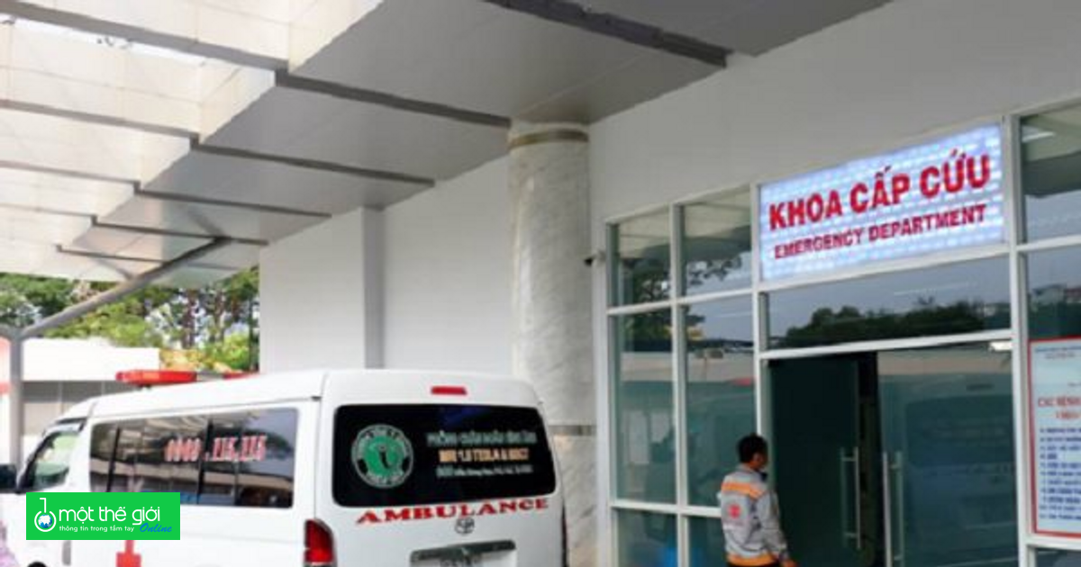 Đang chơi trước nhà, bé gái 5 tuổi bị xe hơi chạy lùi cán nguy kịch