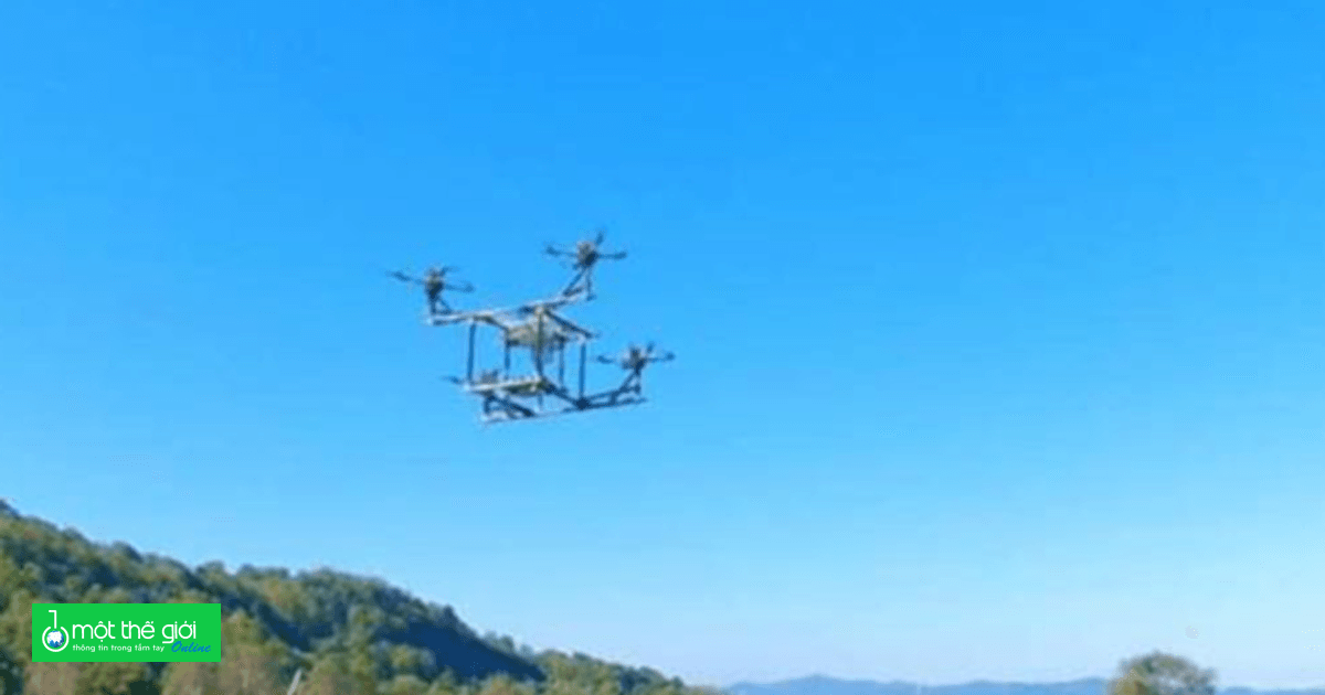 Robot bay tự điều khiển vị trí và độ cao