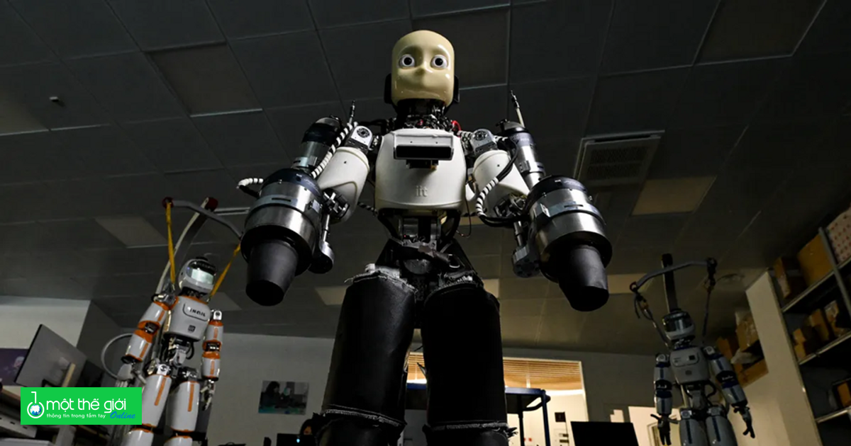 Cận cảnh robot mặt 'baby' lần đầu bay lượn bằng ba lô phản lực