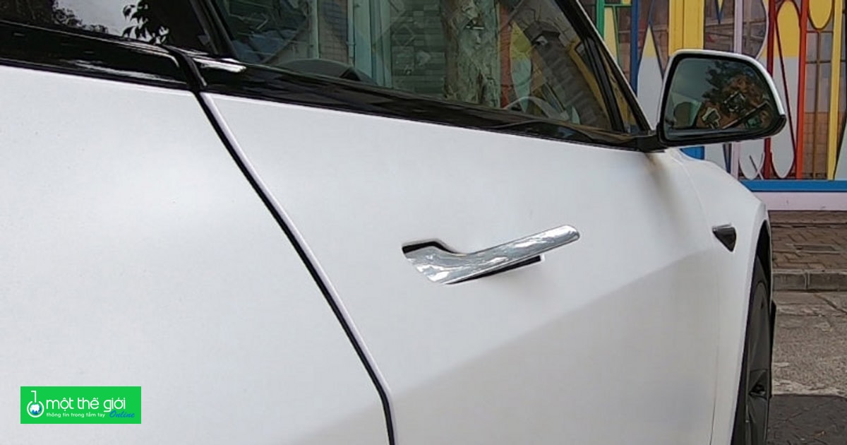 Tesla bị điều tra vì lỗi tay nắm cửa điện tử khóa chặt hành khách bên trong